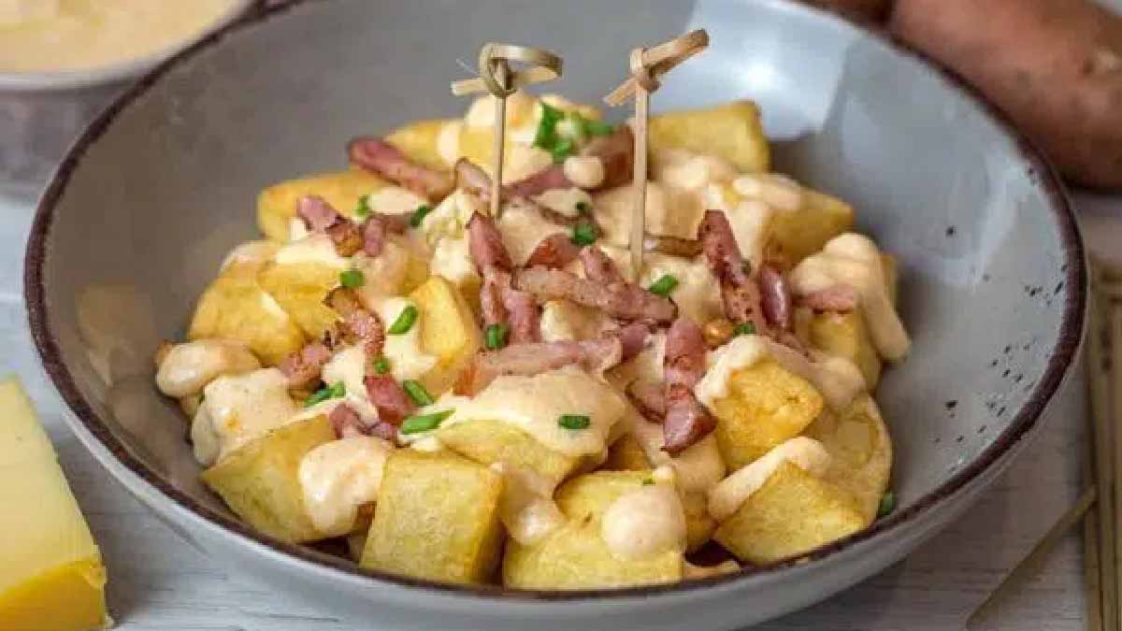Pommes de terre frites à la sauce aux 3 fromages: un plat gourmand qui ...
