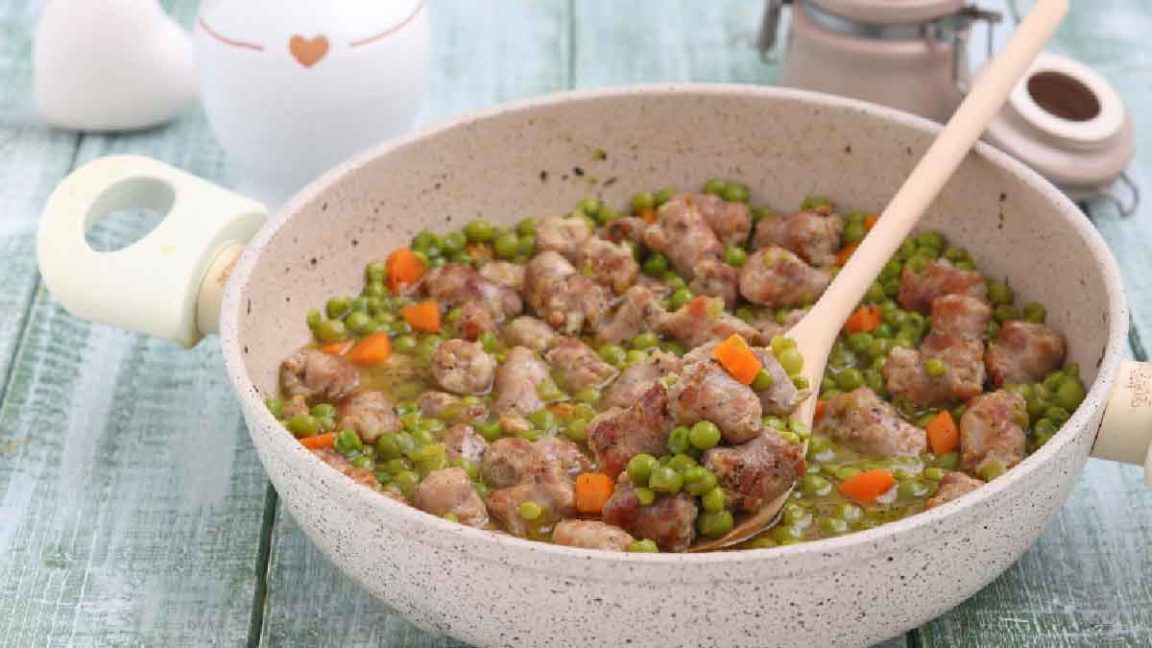 Ragoût de saucisses aux petits pois: pour un dîner savoureux et invitant