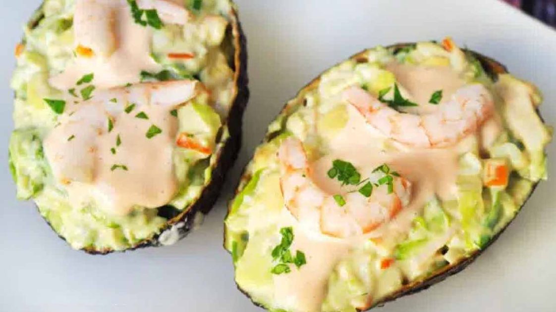 Avocats farcis aux crevettes et à la sauce rose: une entrée très ...