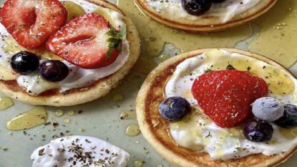 Blinis au fromage blanc et aux fruits rouges: une collation succulente ...