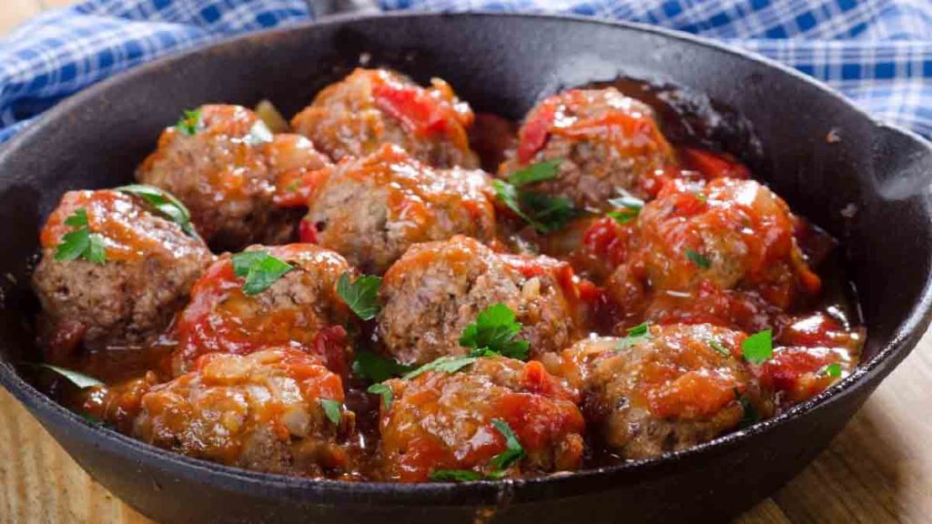 Boulettes de viande à la sauce épicée: un plat succulent et parfumé