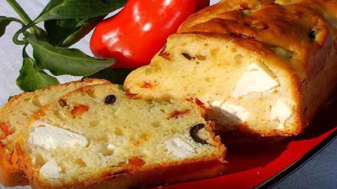 Cake aux poivrons aux olives et à la feta: un gâteau salé délicieux et ...