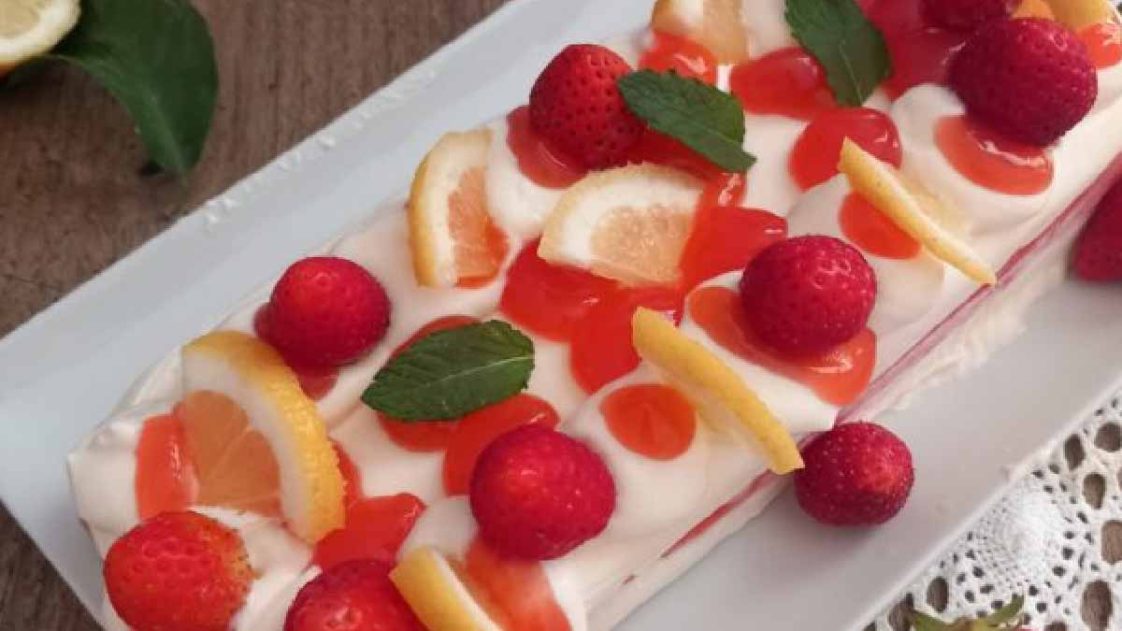 Cake glacé au citron et aux fraises: un dessert somptueux pour faire ...