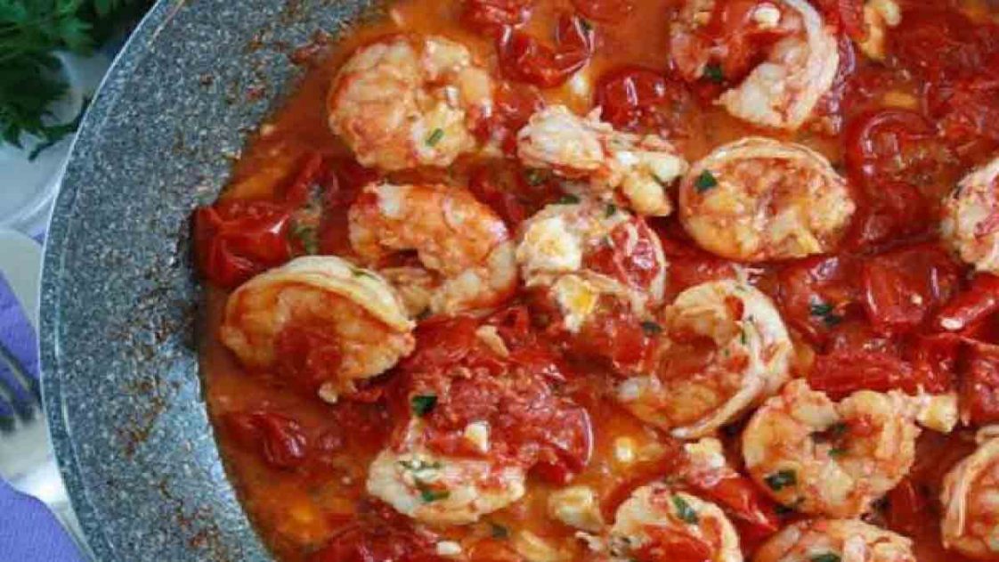 Crevettes à la sauce tomate et à la feta: succulentes et légères