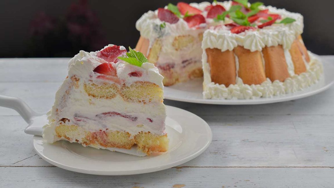 Gâteau de boudoirs crémeux aux fraises: un dessert sans cuisson ...