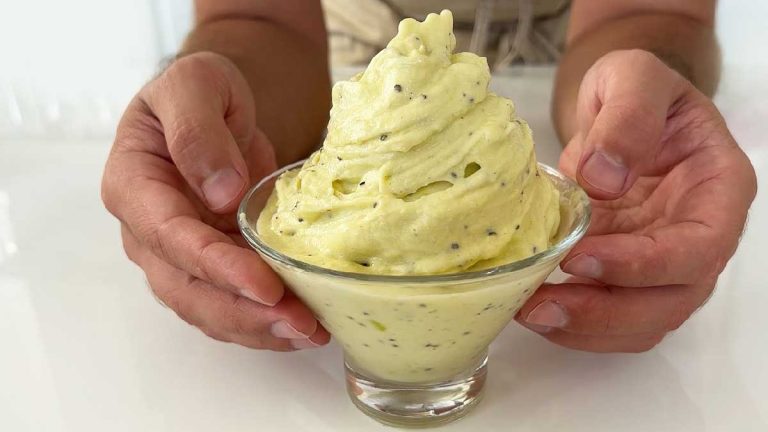 Glace sans sucre aux kiwis et aux bananes: onctueuse et légère