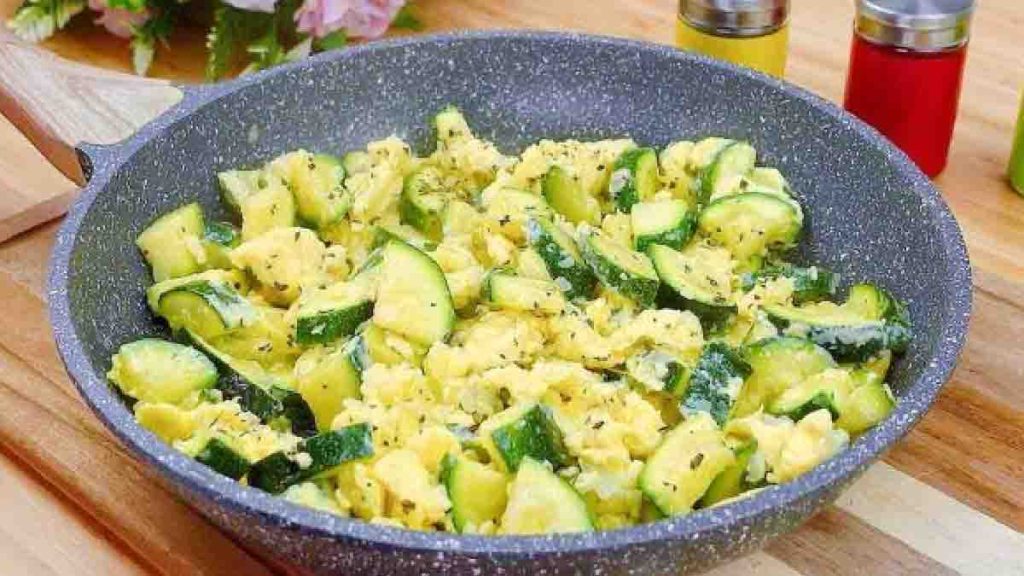 Œufs brouillés aux courgettes et au parmesan: un plat sain et riche en ...