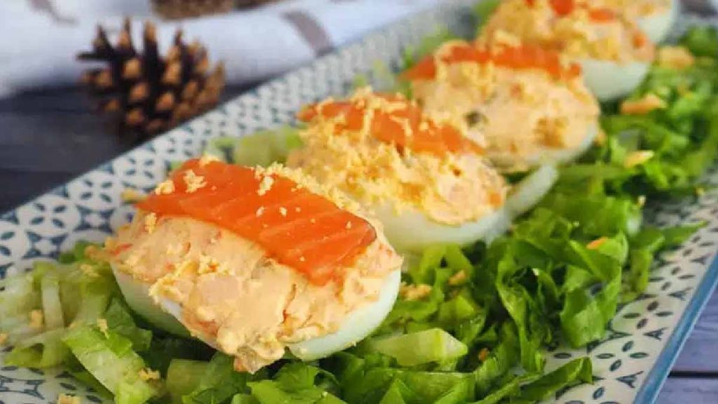 Œufs mimosa au saumon fumé et au surimi: une entrée succulente et invitante
