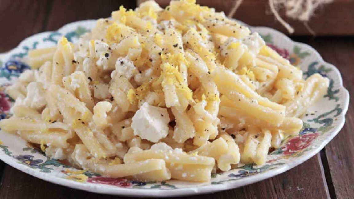 Pâtes au citron et à la feta: un plat léger et super bon pour le dîner