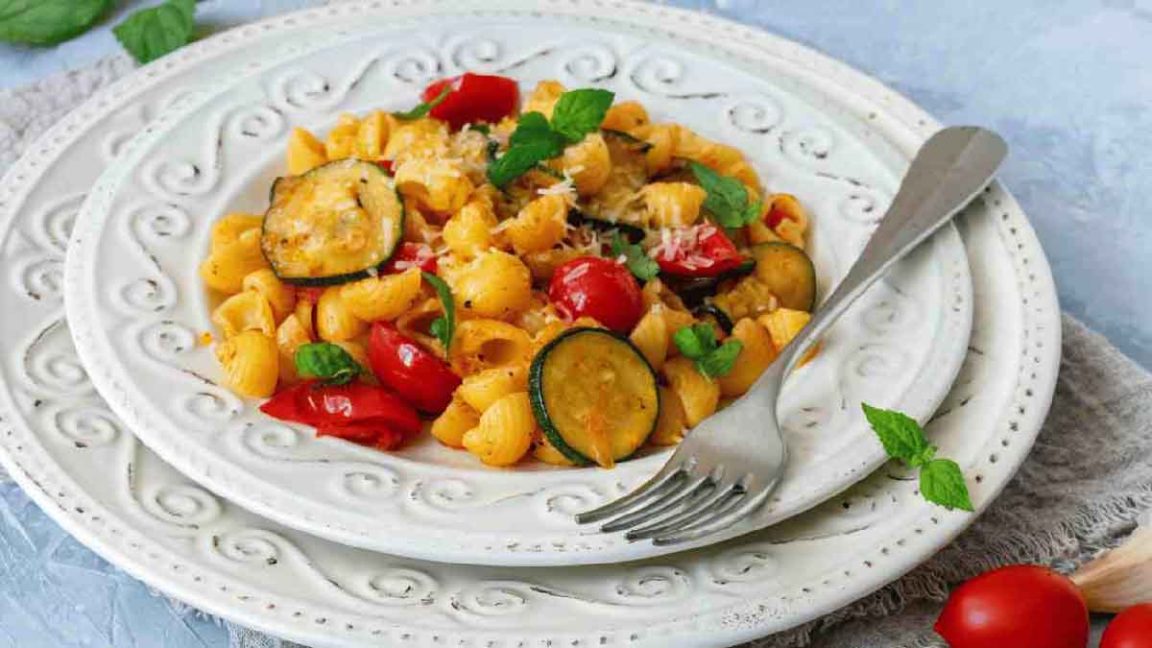 Pâtes poêlées aux courgettes: un plat simple et succulent