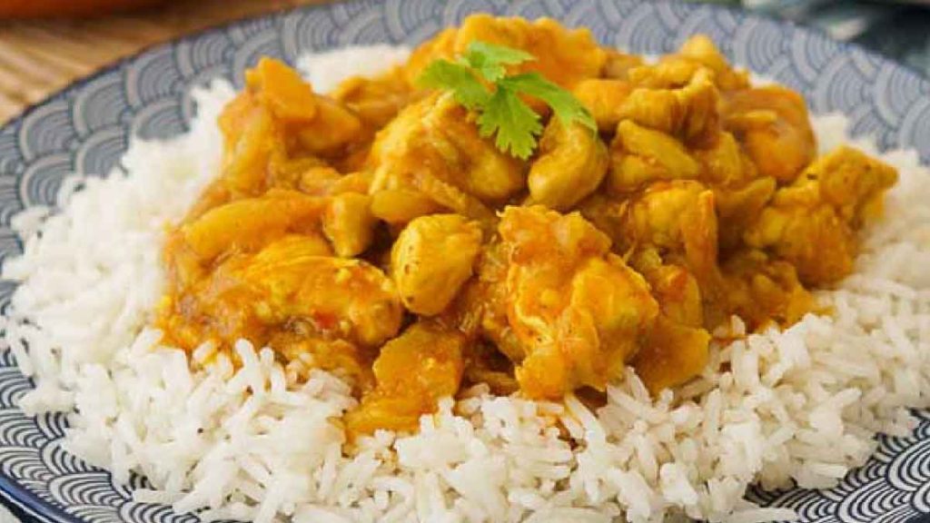 Poulet crémeux au curry: léger et plein de saveur