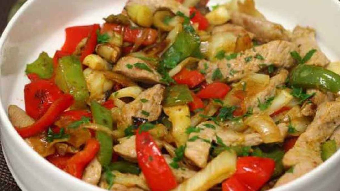 Poulet sauté aux poivrons: tendre, léger et délicieux