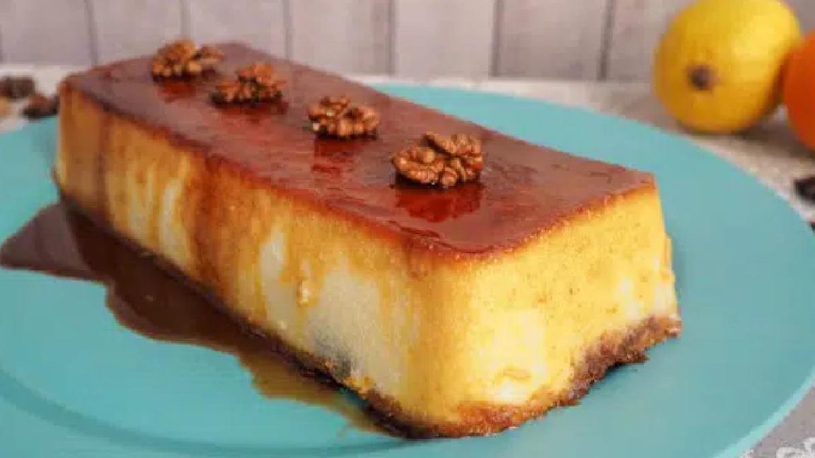 Pudding au pain et au caramel: un dessert bon marché et super bon