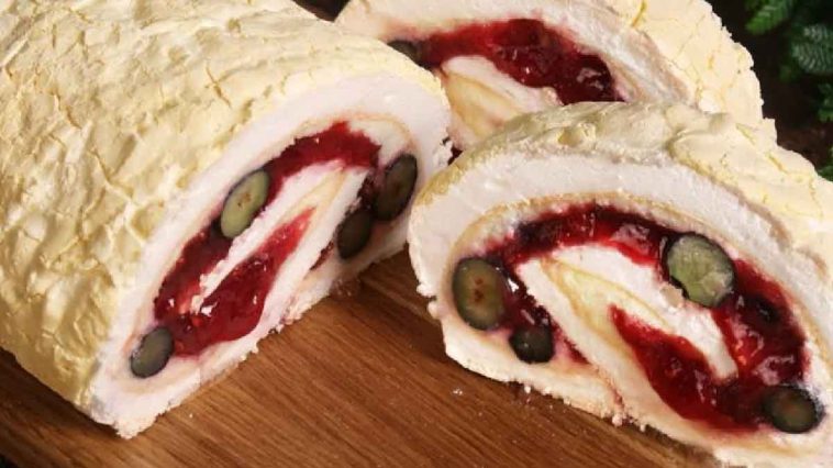 Roulé de meringue fourré aux myrtilles et à la confiture: un dessert ...