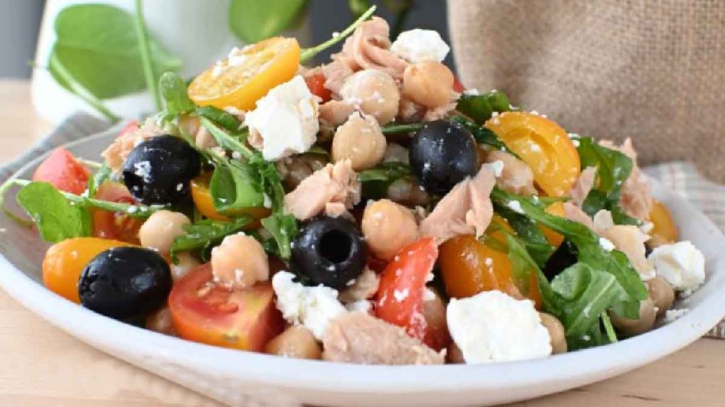 Salade de pois chiches au thon et à la feta: riche en saveur et saine