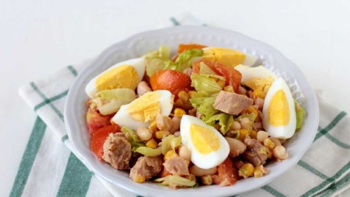 Salade de pois chiches aux œufs et au thon: légère, invitante et savoureuse