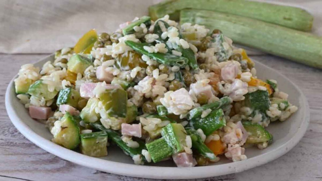 Salade de riz aux légumes et à la mayonnaise: saine et très savoureuse