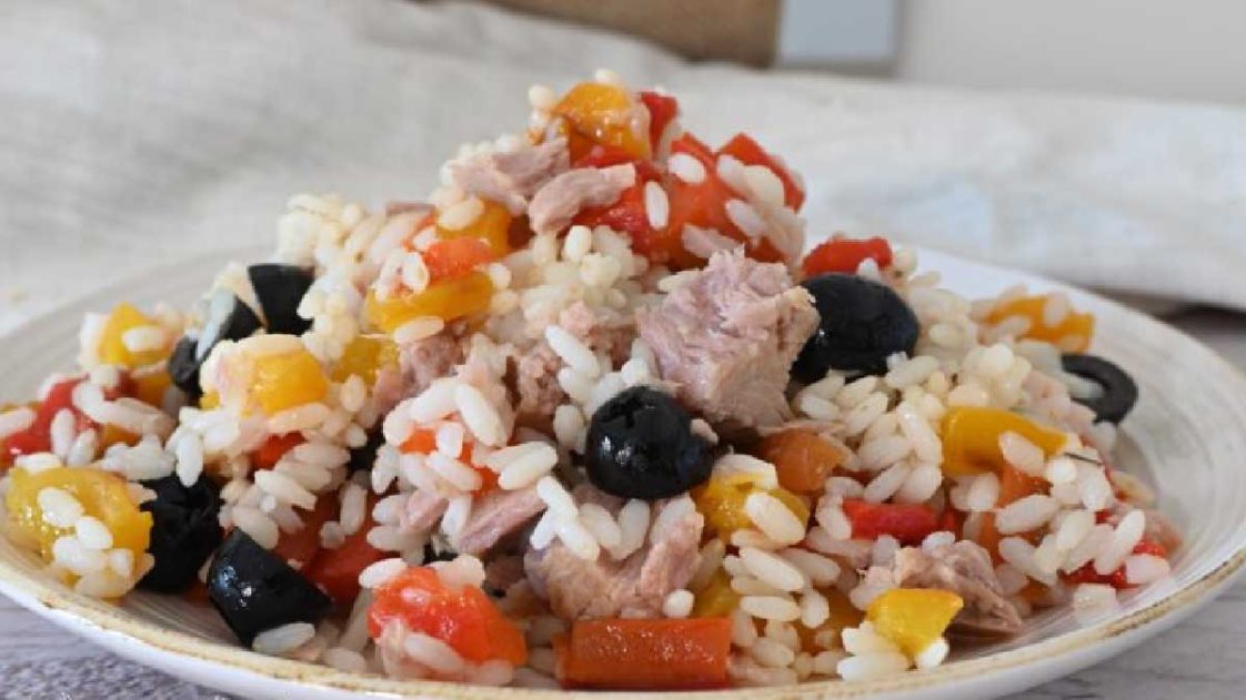 Salade de riz aux poivrons et au thon: un plat coloré, savoureux et ...