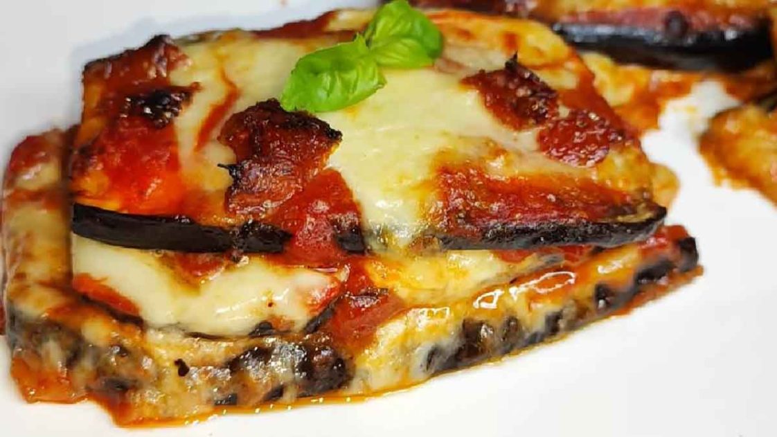 Sandwichs d'aubergines à la sauce tomate et aux fromages: un plat ...