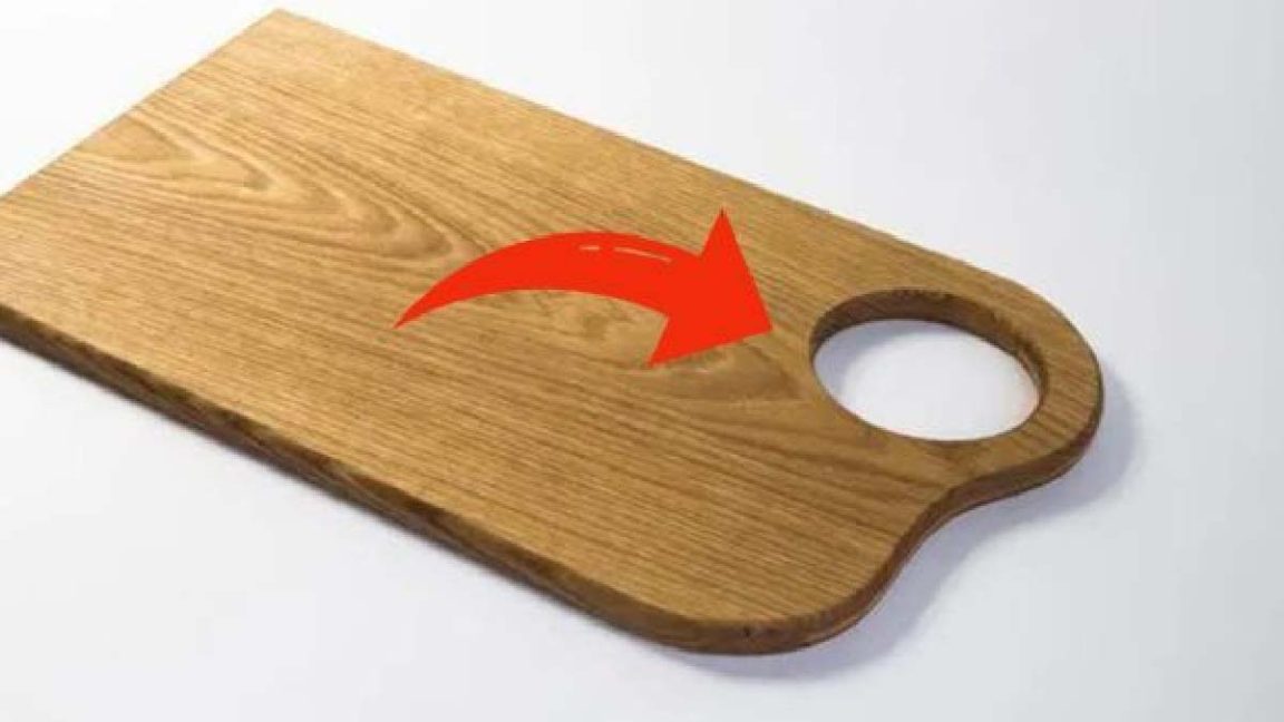 Astuce découverte du jour : à quoi sert le trou dans la planche à découper Astuce découverte du jour : à quoi sert le trou dans la planche à découper