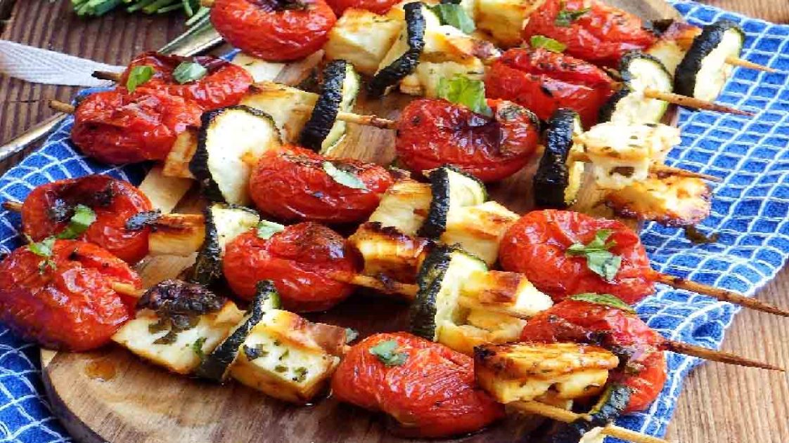Brochettes de courgettes et de tomates cerises à la feta: un plat sain ...