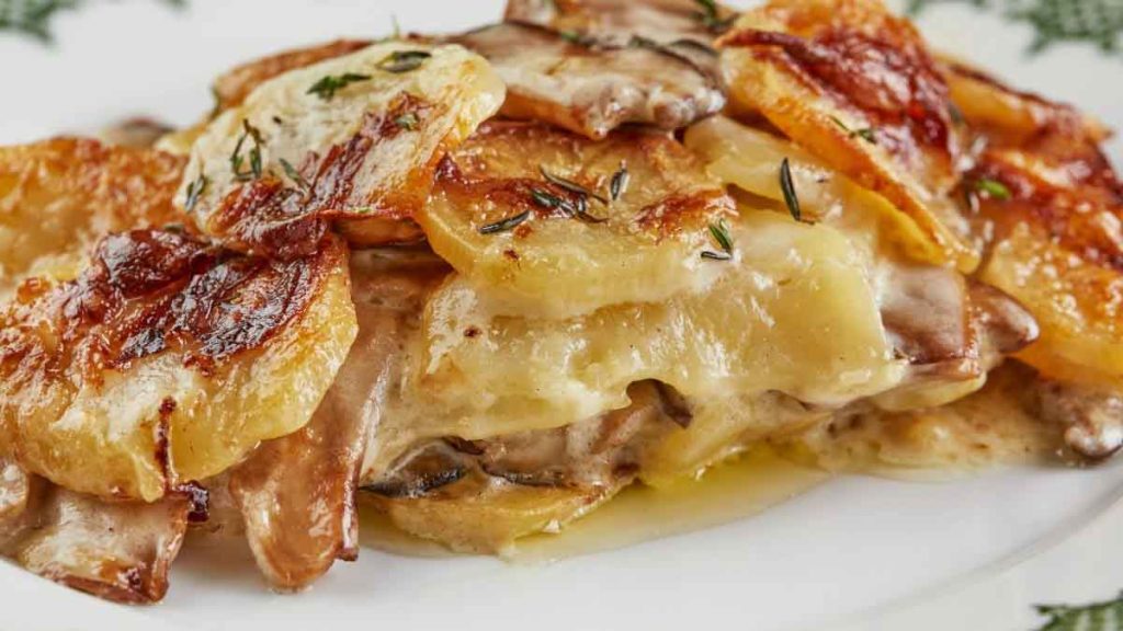 Ce filandreux flan de pommes de terre aux champignons et scamorza vous ...