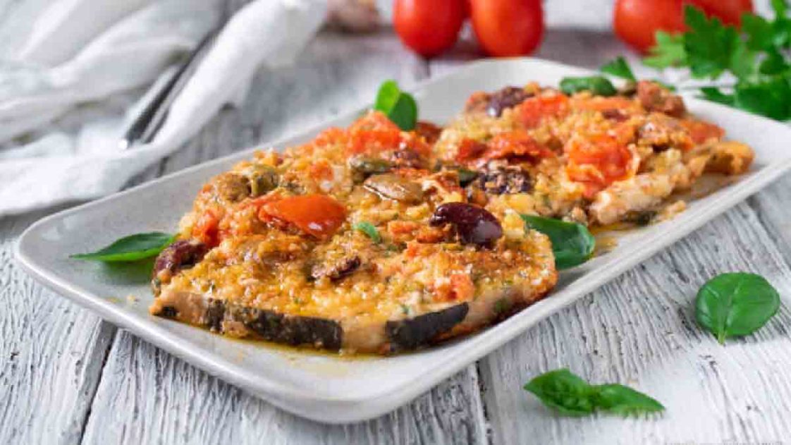 Espadon à la sauce tomate et aux olives: un plat sain et riche en saveur