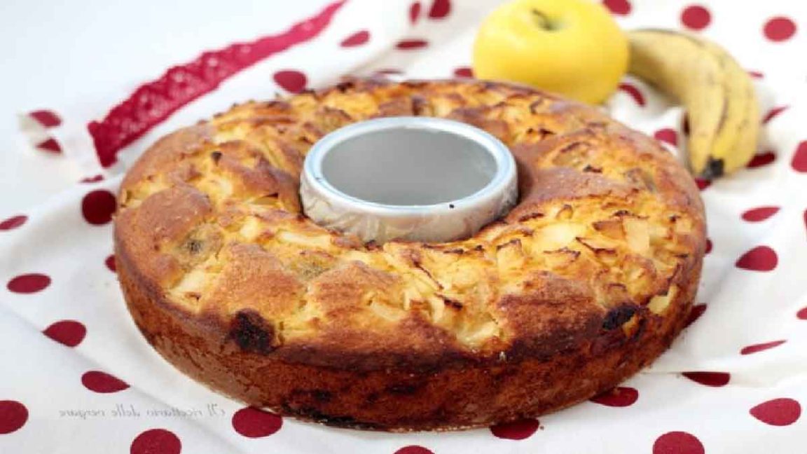 Gâteau aux pommes et aux bananes: préparé avec de la crème fraîche. Il ...