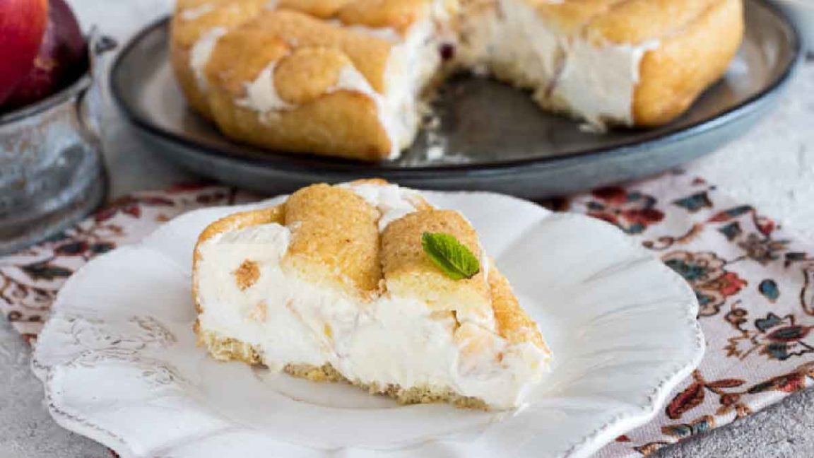 Gâteau de biscuits à la crème de lait et à la nectarine: un dessert ...