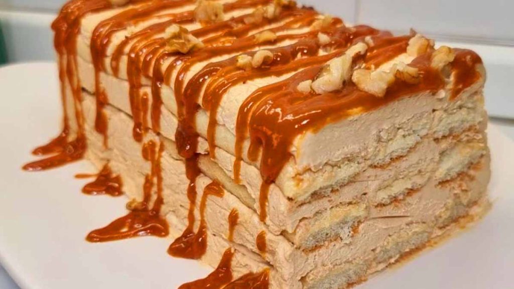 Gâteau de boudoirs crémeux au caramel: un dessert sans cuisson fantastique