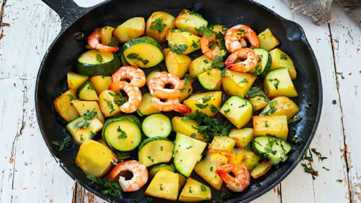 Poêlée de pommes de terre et de courgettes aux crevettes: un repas sain ...