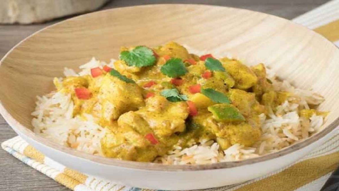 Poulet au lait de coco et au curry: un menu riche en saveur et léger
