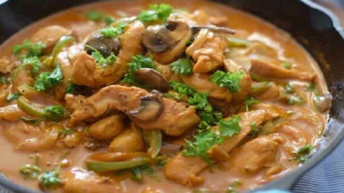 Poulet stroganoff: une recette légère et très savoureuse
