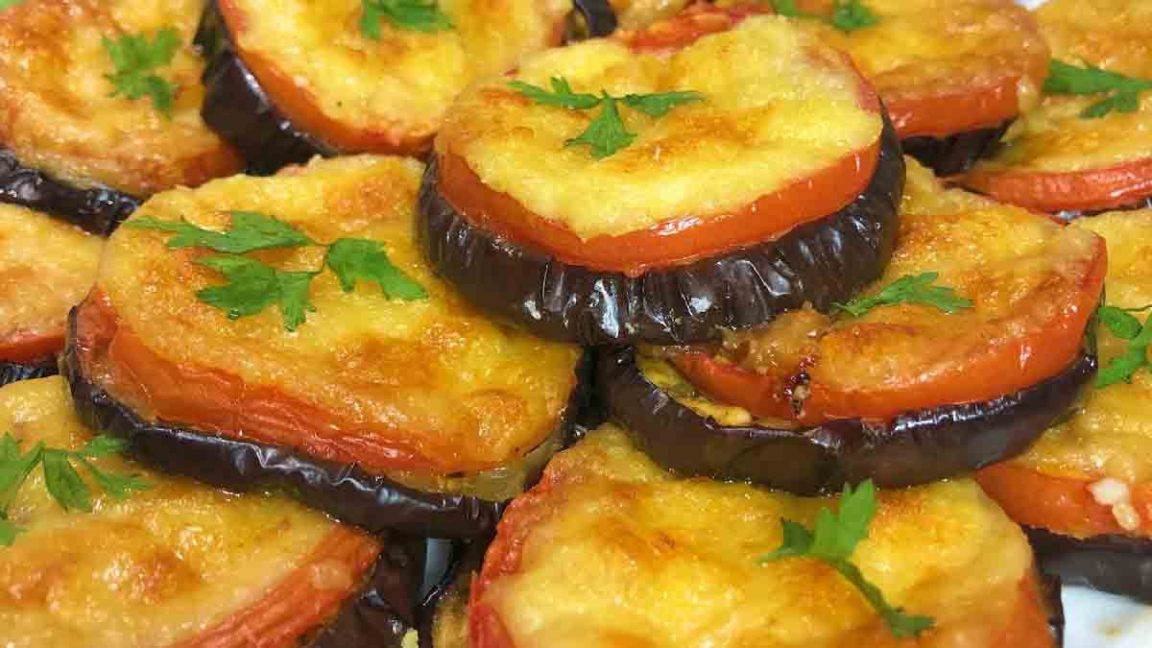 Rondelles d'aubergines farcies aux tomates et à la mozzarella: un plat ...
