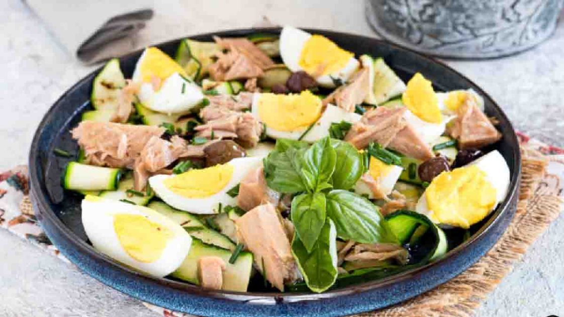 Salade de courgettes grillées aux œufs durs et au thon: un plat léger ...
