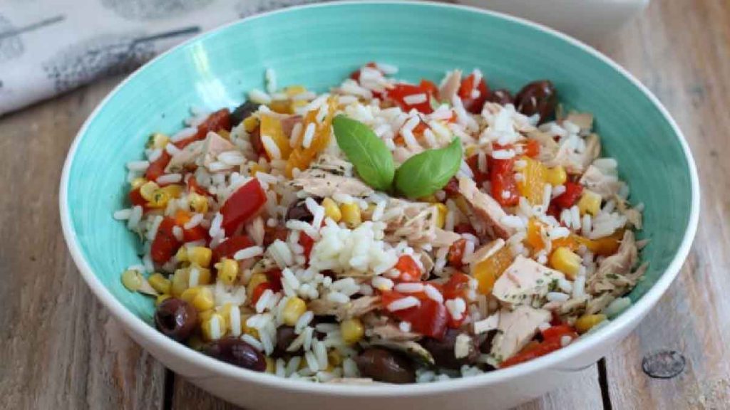 Salade de riz au thon et aux poivrons: une recette estivale fabuleuse ...