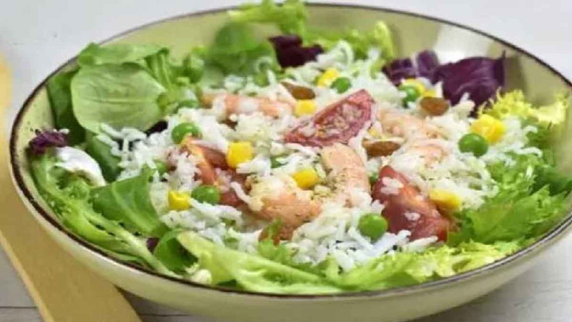 Salade de riz aux petits pois et aux crevettes: un plat sain, léger et ...