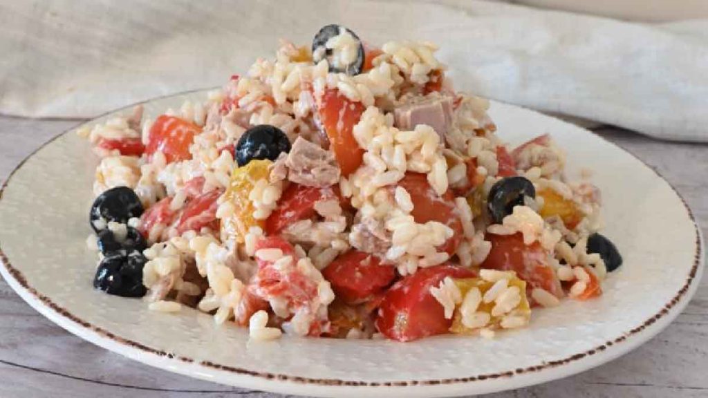 Salade de riz froide aux tomates et mayonnaise pour une entrée froide ...
