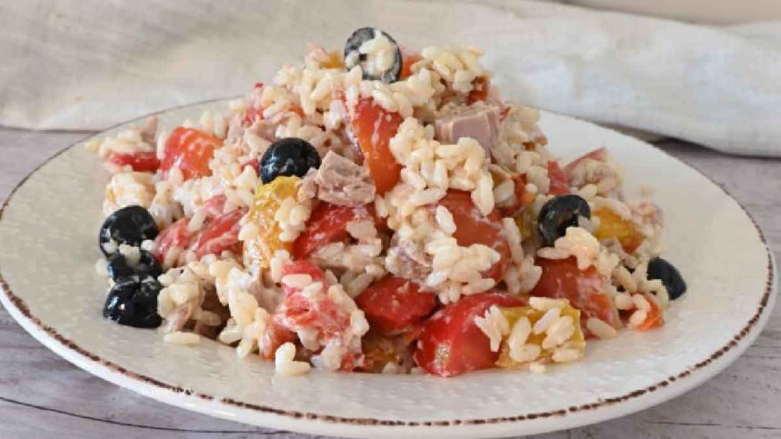 Salade de riz froide aux tomates et mayonnaise pour une entrée froide ...