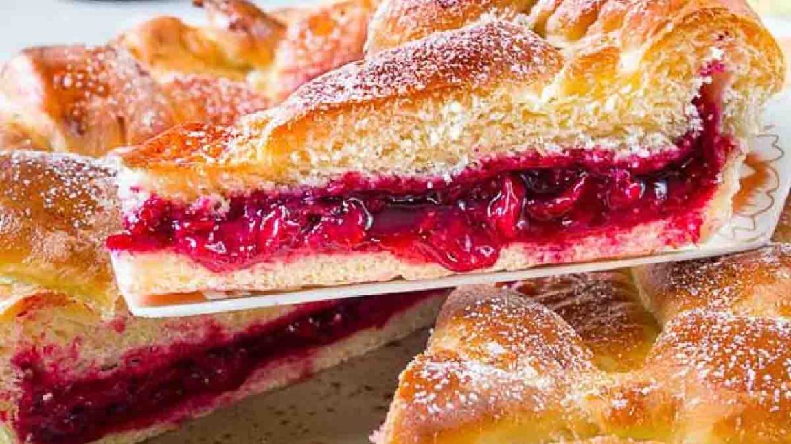 Tarte briochée au coulis de fruits rouges: une recette moelleuse et ...