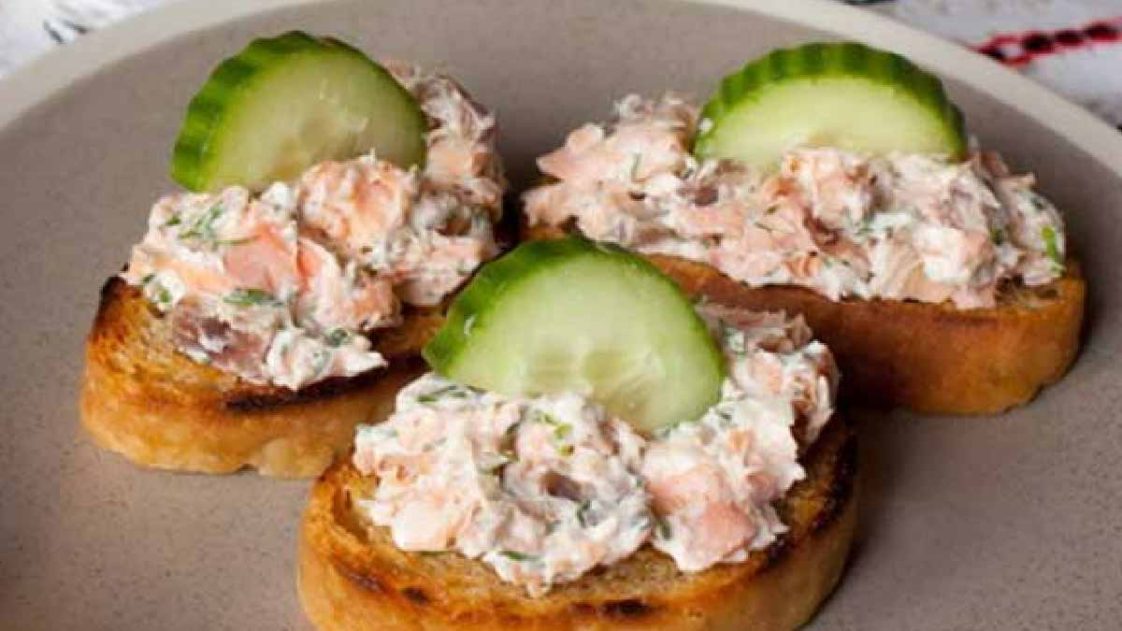 Toasts au fromage frais et au saumon: un apéritif simple et très délicieux