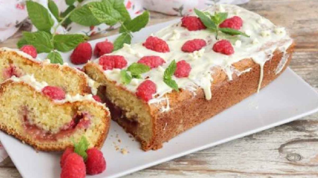 Cake aux framboises et au chocolat blanc: un gâteau super bon, moelleux ...