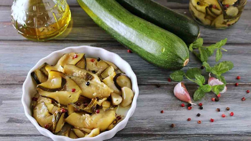 Courgettes marinées à la menthe: un accompagnement froid succulent et ...