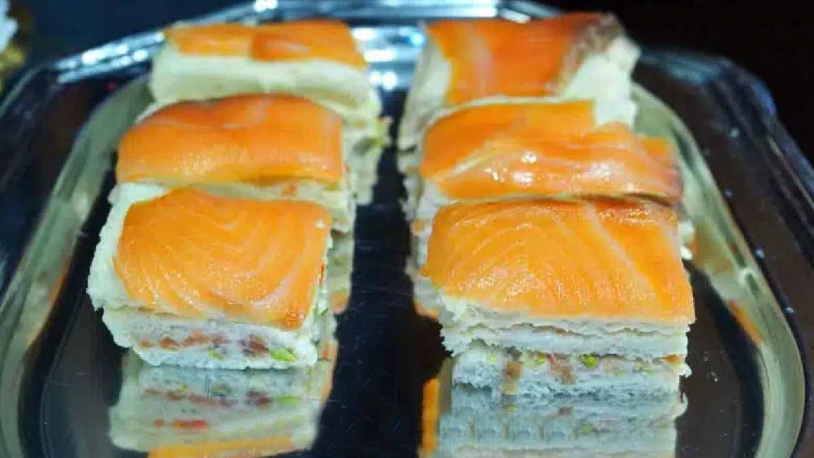 Gâteau de pain de mie crémeux au saumon fumé et au surimi: une entrée ...