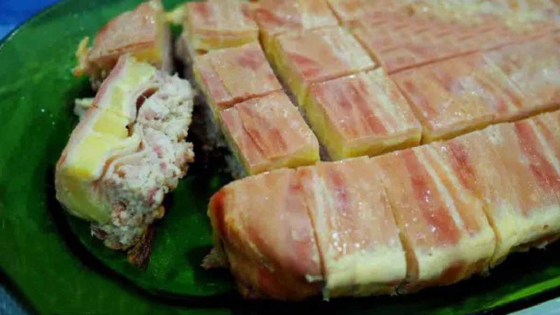 Gâteau d'omelette à la viande hachée au bacon et au jambon: un plat ...
