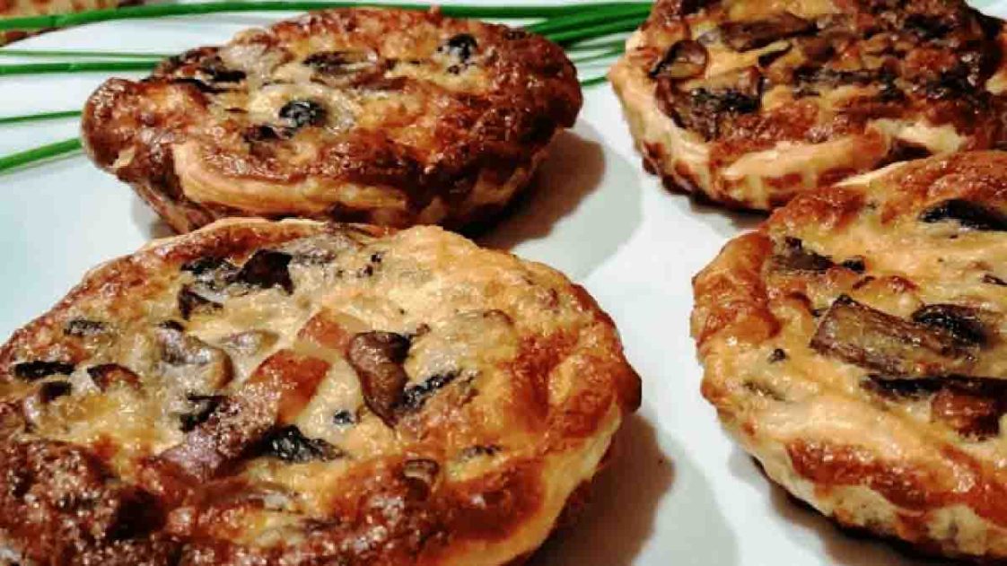 Mini quiches sans pâte au poulet et aux champignons: légères et succulentes
