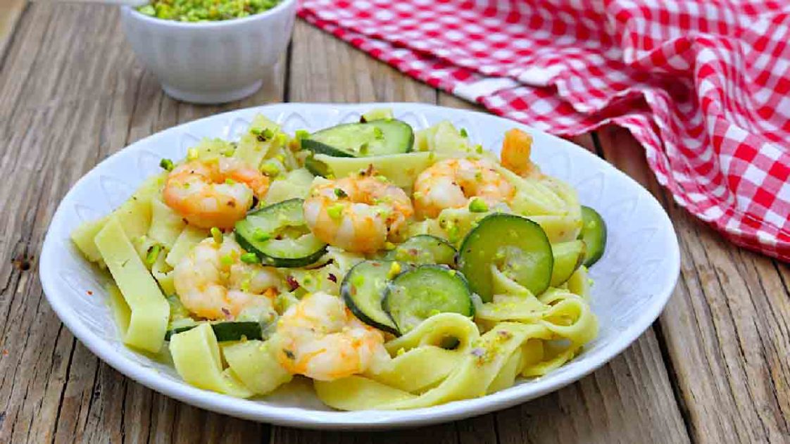 Pâtes aux courgettes et aux crevettes: une recette savoureuse et raffinée
