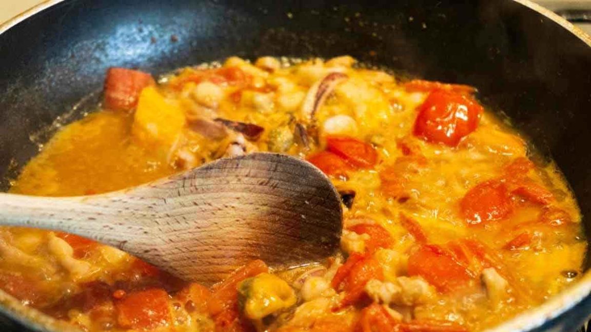 Pâtes aux poissons et à la sauce tomate: un plat exceptionnel et riche ...