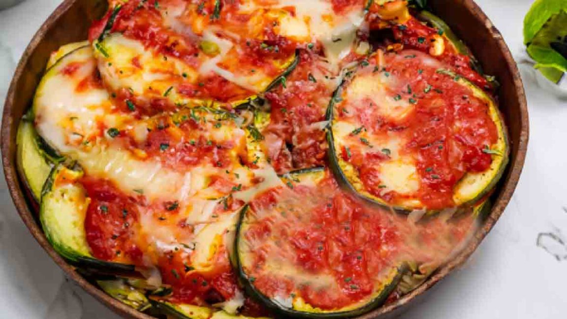 Poêlée de courgettes à la sauce tomate et au fromage: un accompagnement ...