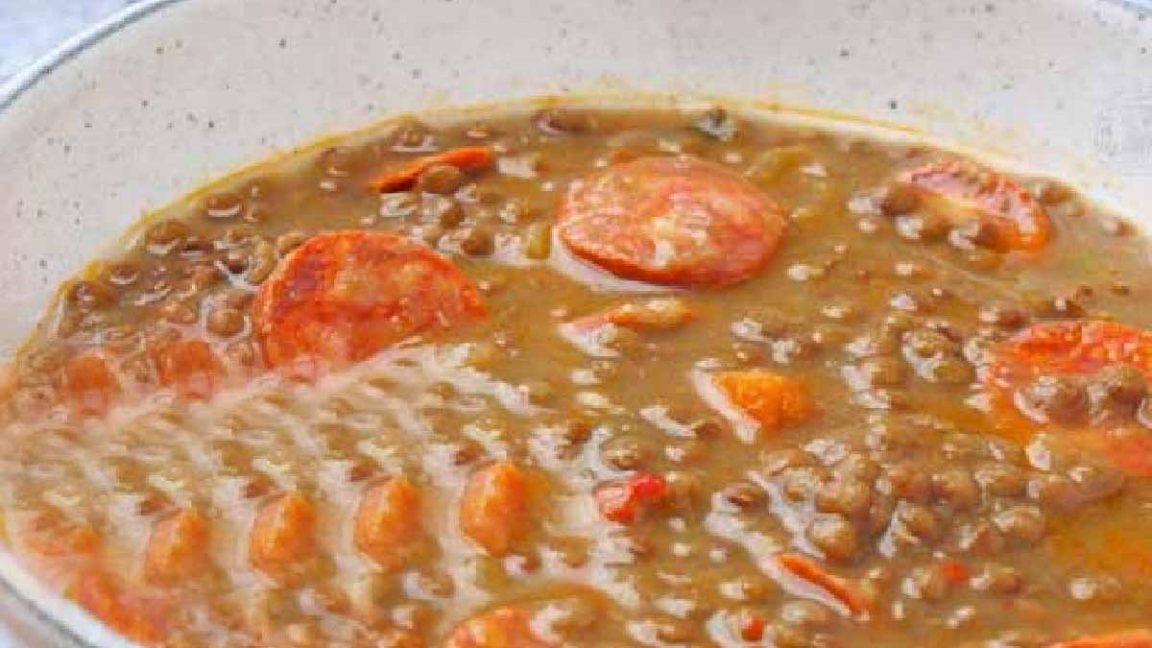 Ragoût de lentilles au chorizo: un menu léger, sain et plein de saveur